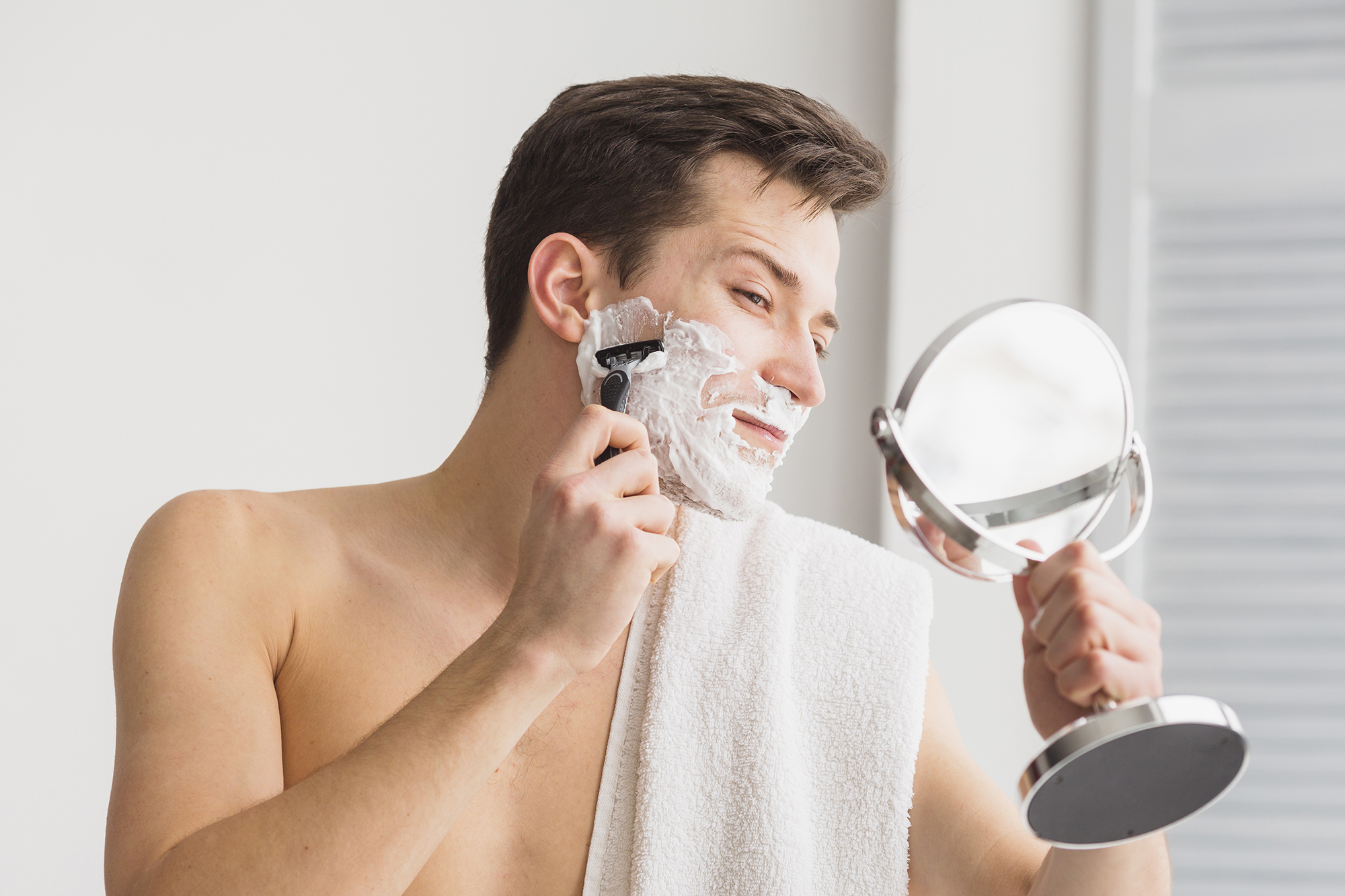 Techniques for a smooth shave Reveal a clear face without scars ...